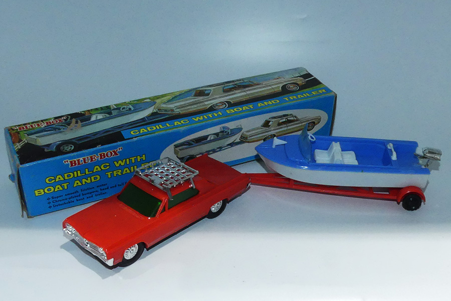 Blue Box (Hong kong) "Cadillac"(Oldsmobile !) avec bateau - Auto Jaune Blog
